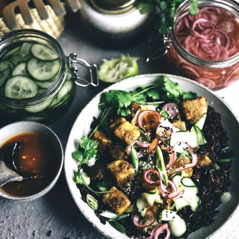 Sprød mandeltofu med syltede grøntsager og sorte ris Urtekram ...